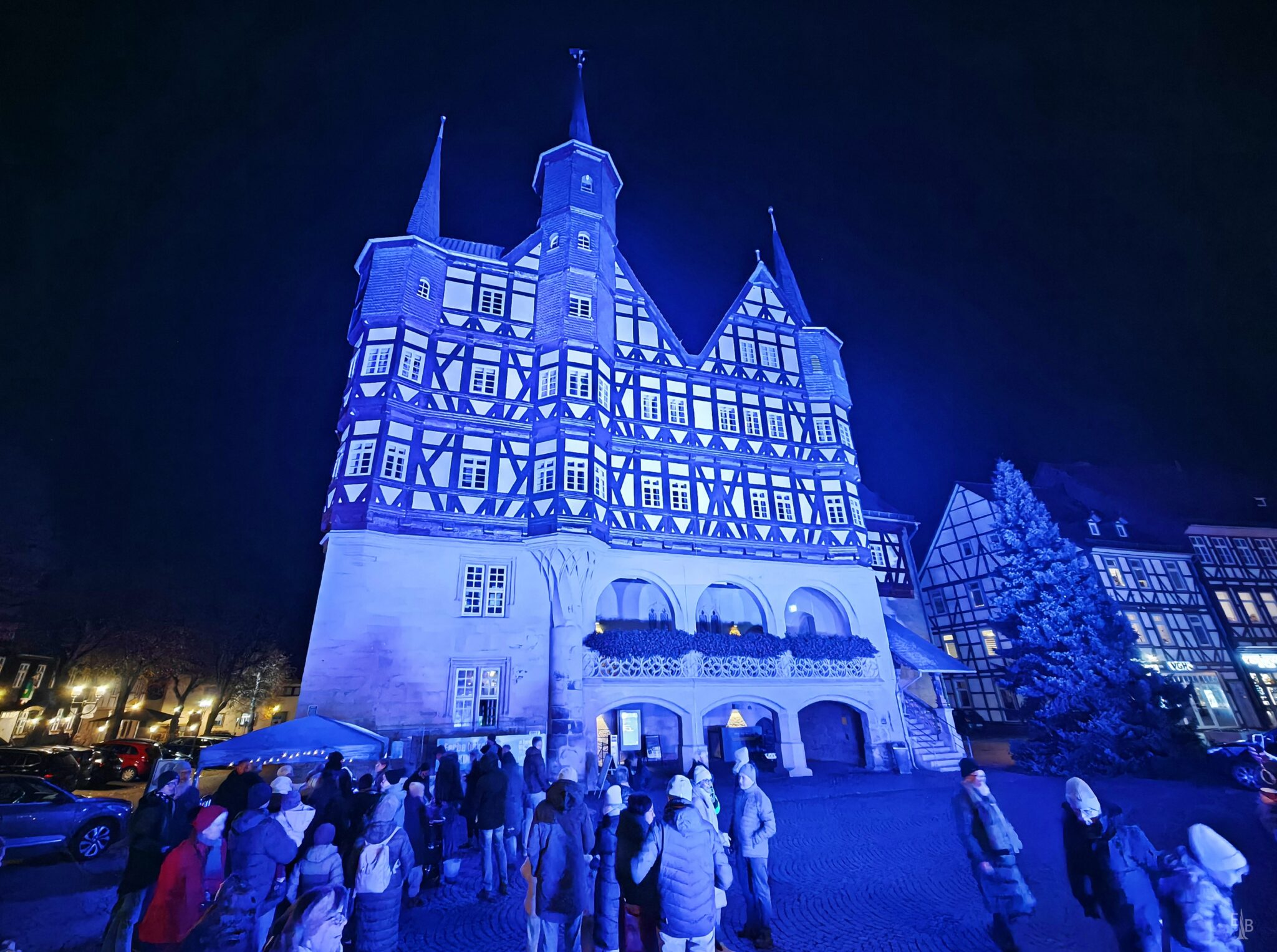 Internationaler Tag der Kinderrechte 2025: Blau erstrahlt das Rathaus ...